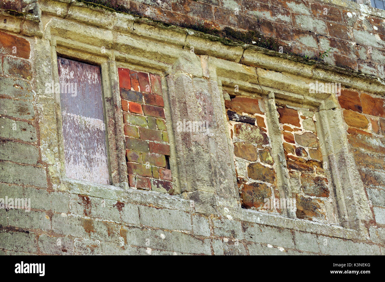 Tudor roofing and windows hi-res stock photography and images - Alamy