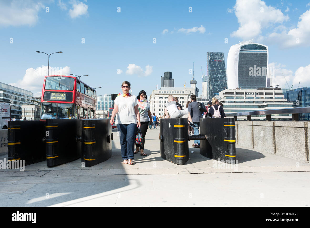 London bridge is falling down hi-res stock photography and images - Alamy