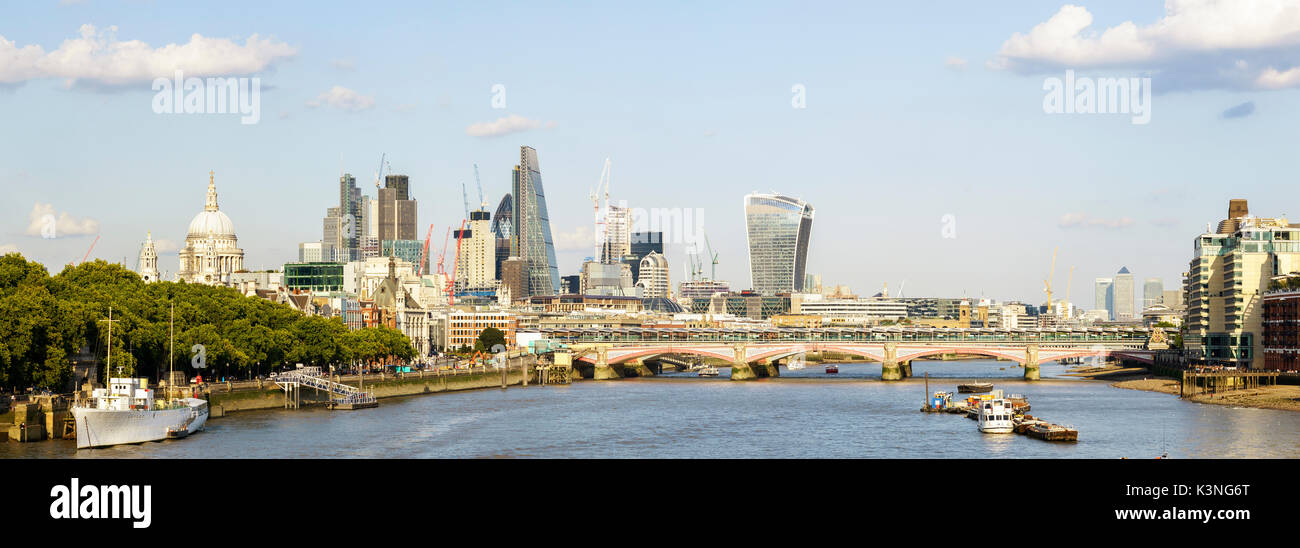 Panoramic view of St Paul's Cathedral ant the London city skyline ...