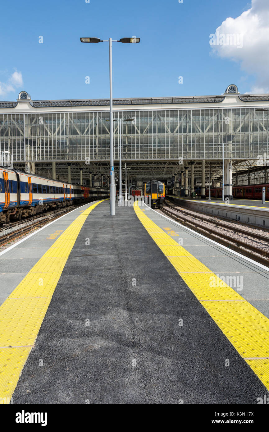 London waterloo station overcrowding hi-res stock photography and ...