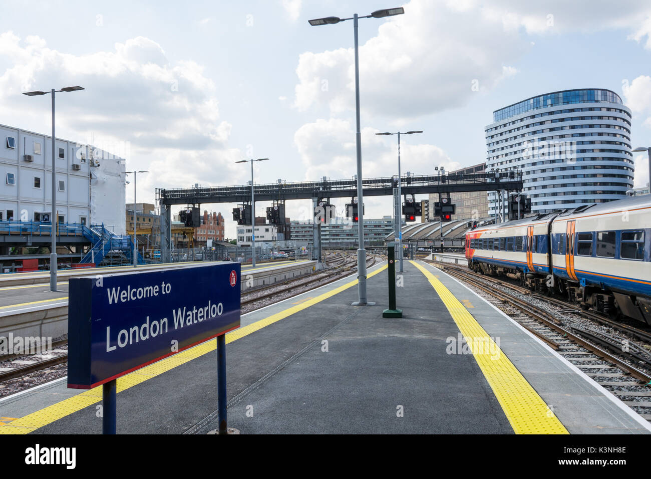 London waterloo station overcrowding hi-res stock photography and ...