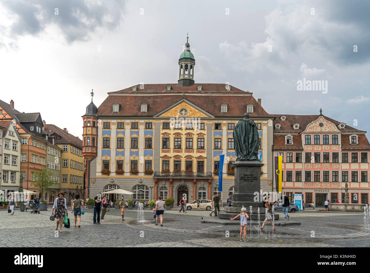 Rathaus mit Prinz-Albert-Denkmal auf dem Marktplatz in Coburg ...