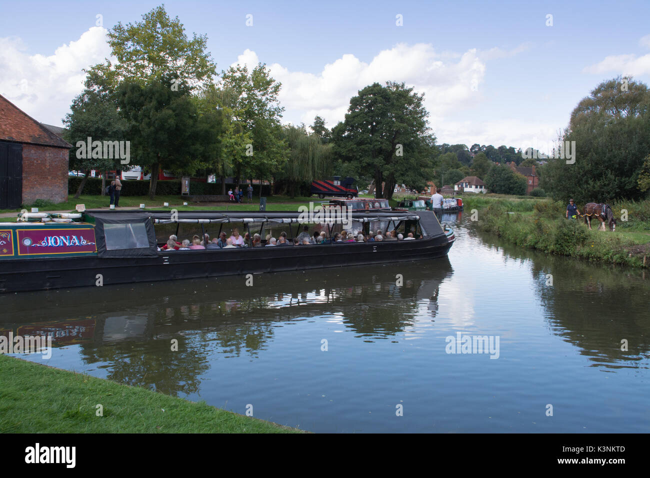 Horse-drawn barge on the River Wey at Godalming in Surrey, UK Stock ...