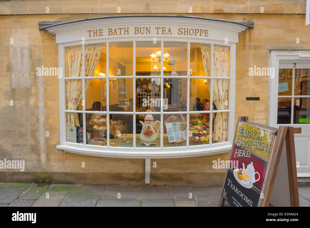 English bun hi-res stock photography and images - Alamy