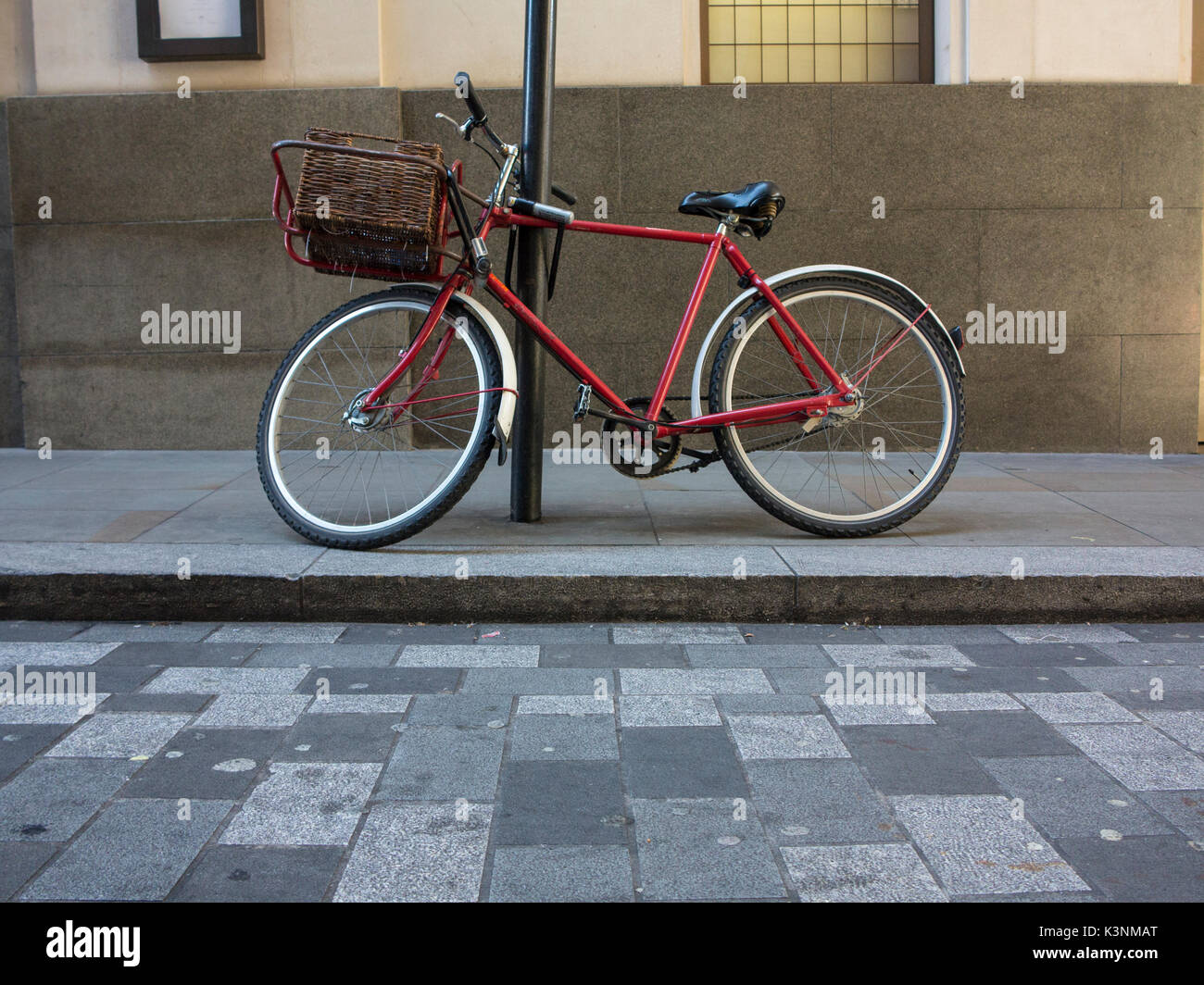 Red city bike basket hi-res stock photography and images - Alamy