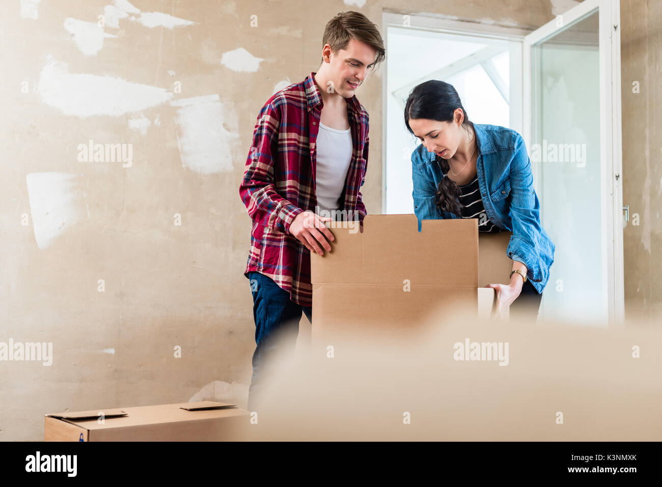 Man lifting heavy box hi-res stock photography and images - Alamy