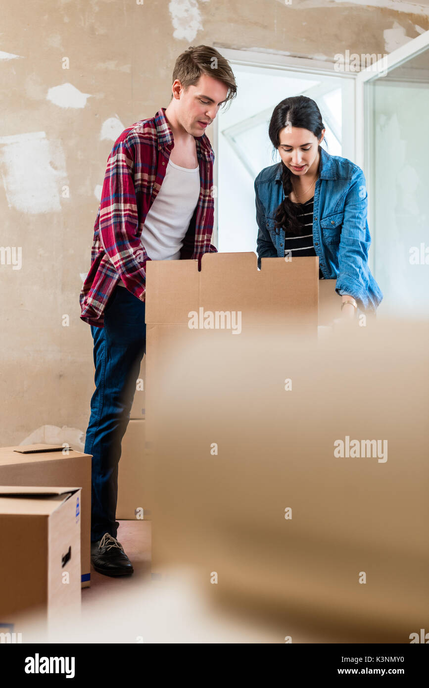 Man lifting heavy box hi-res stock photography and images - Alamy