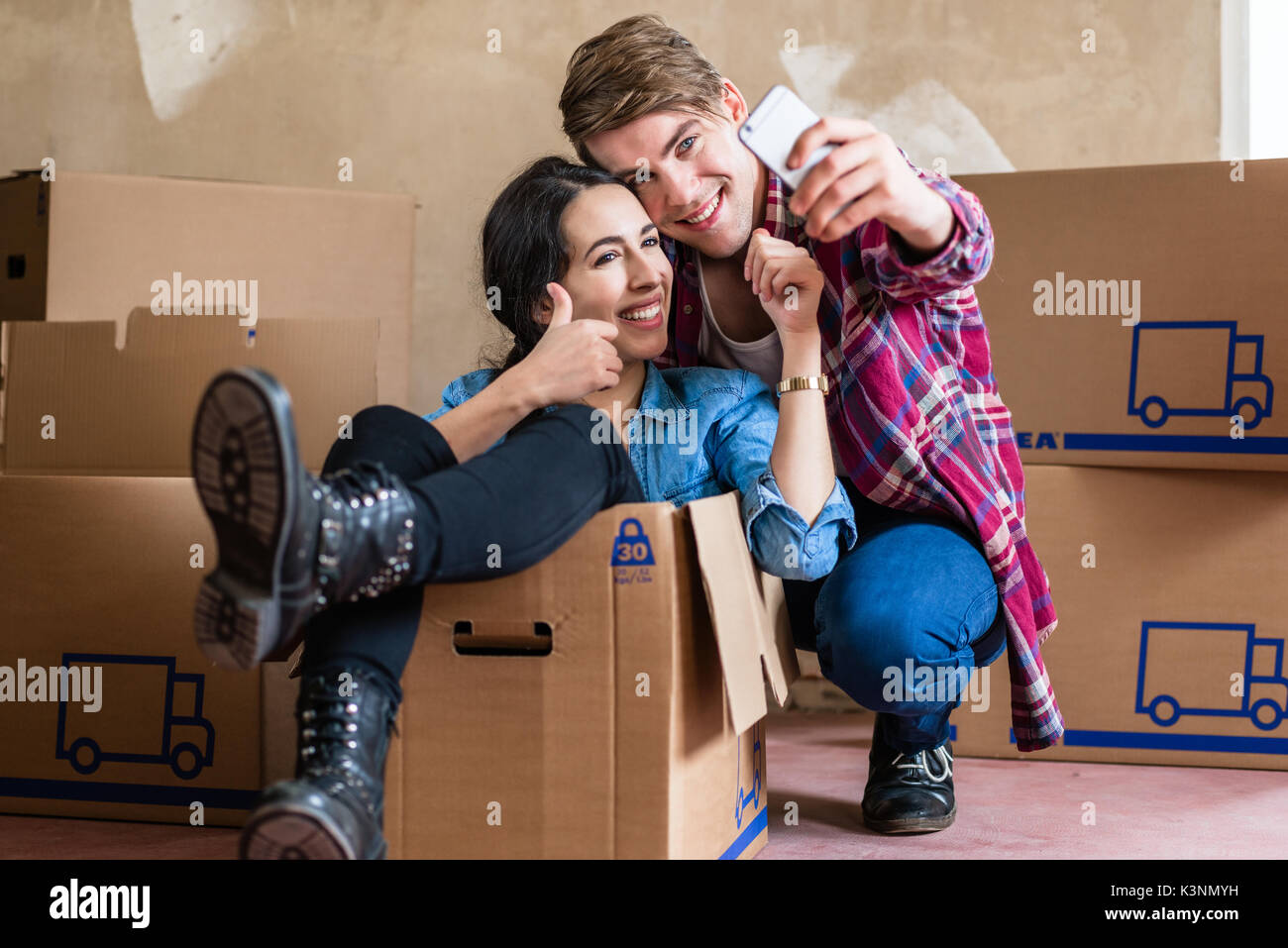 Couple posing photo after their hi-res stock photography and images - Alamy