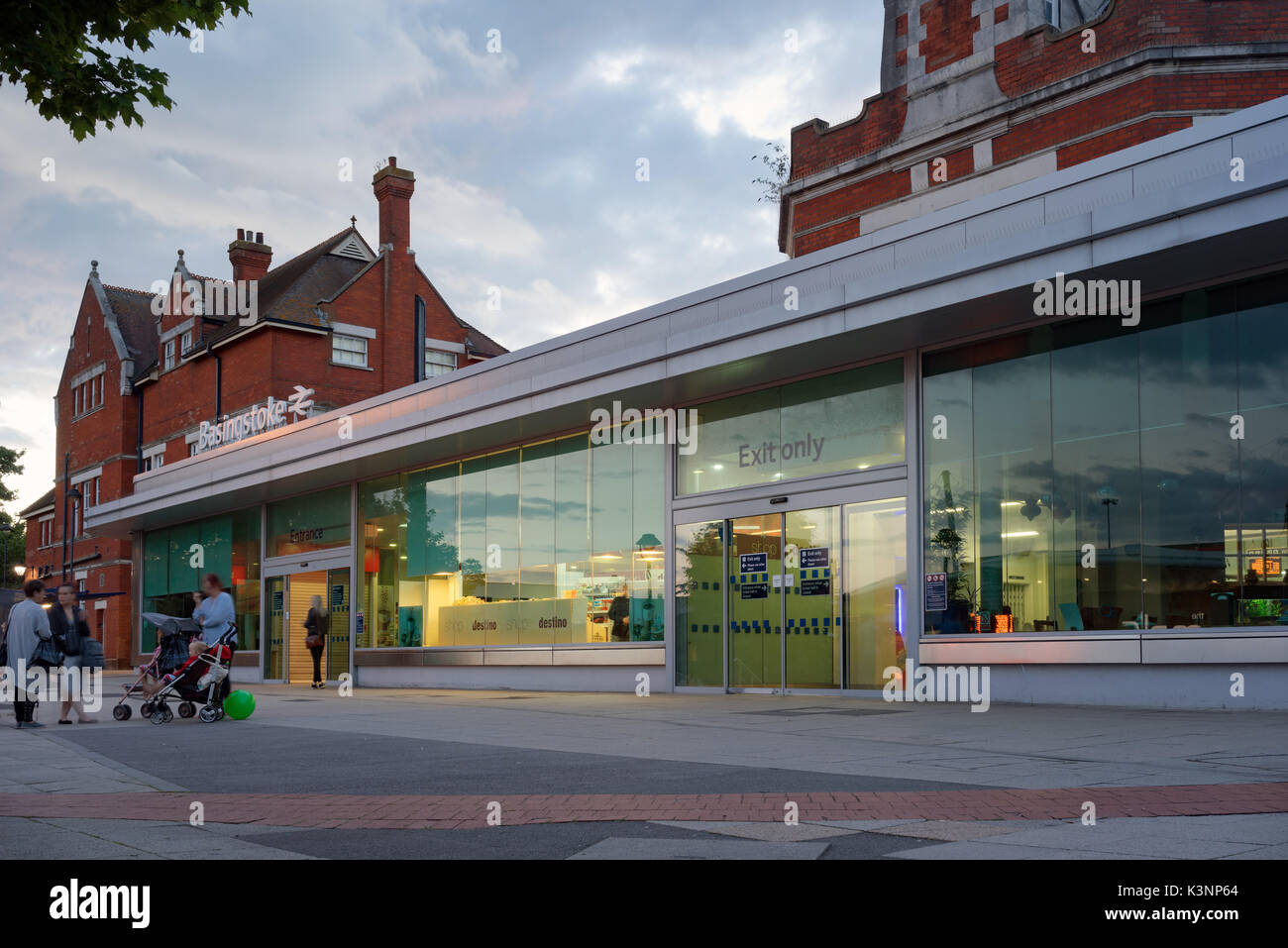 Basingstoke railway station hi-res stock photography and images - Alamy
