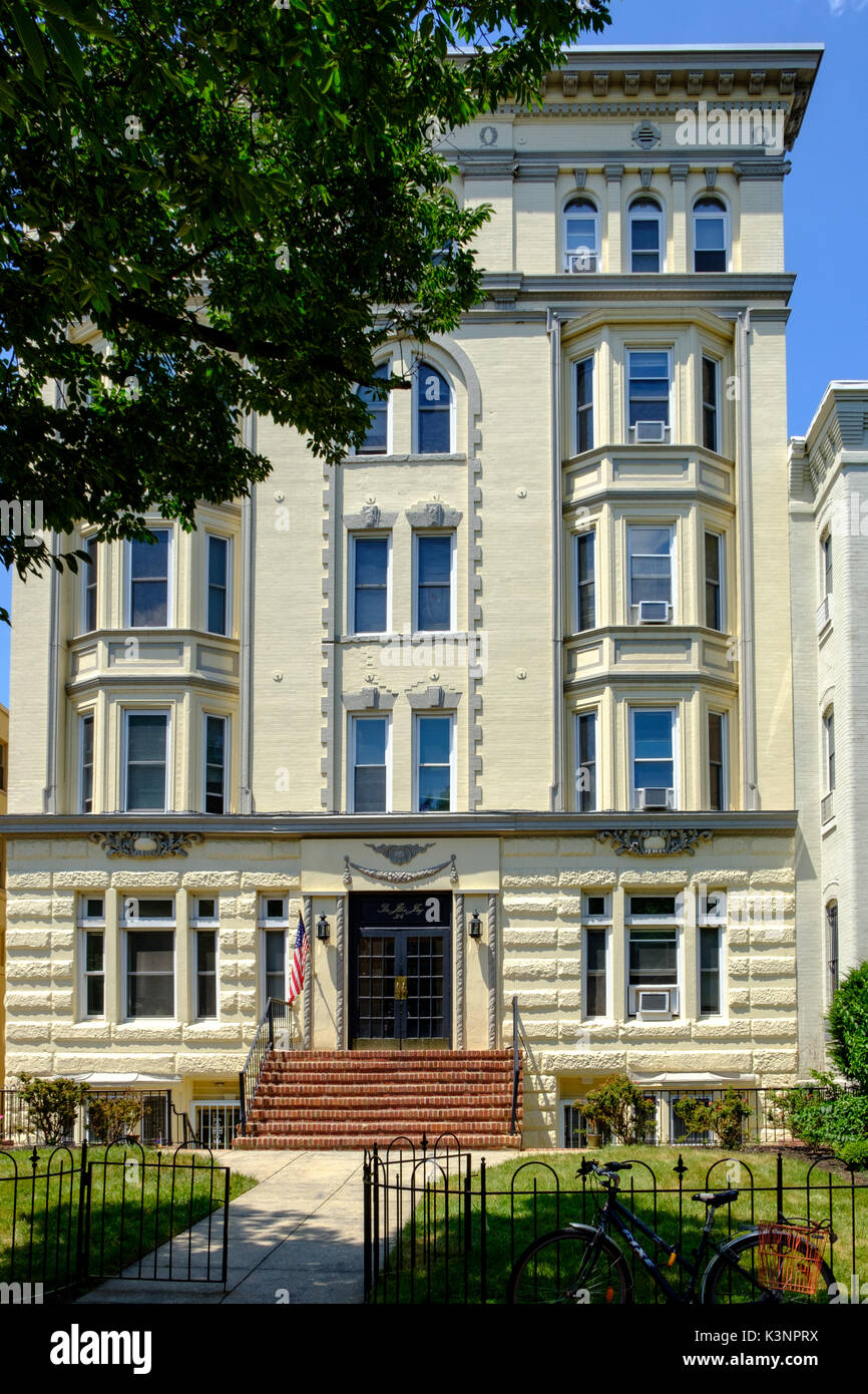 Early 1900s apartment building hi-res stock photography and images - Alamy