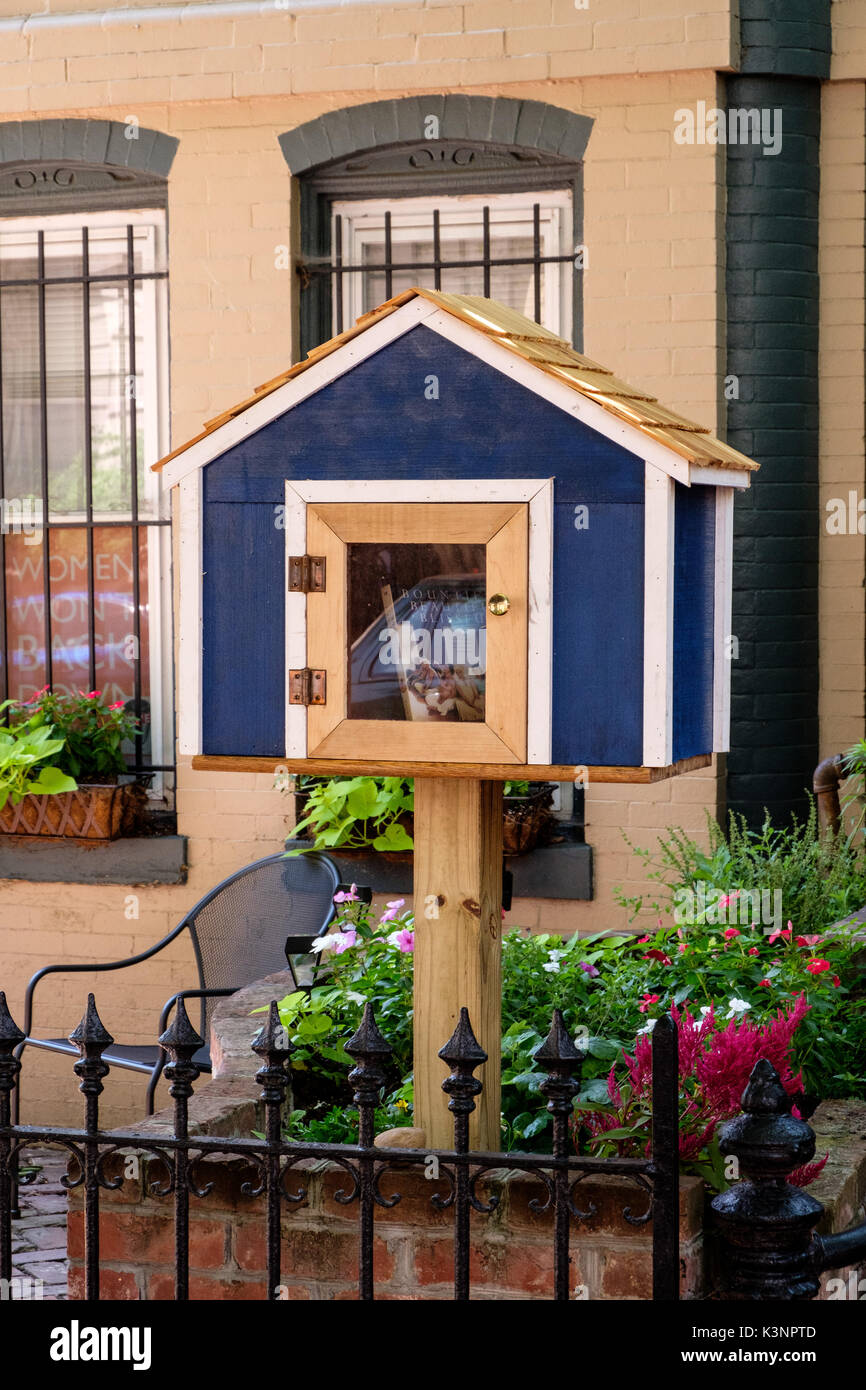 Free lending library box hi-res stock photography and images - Alamy