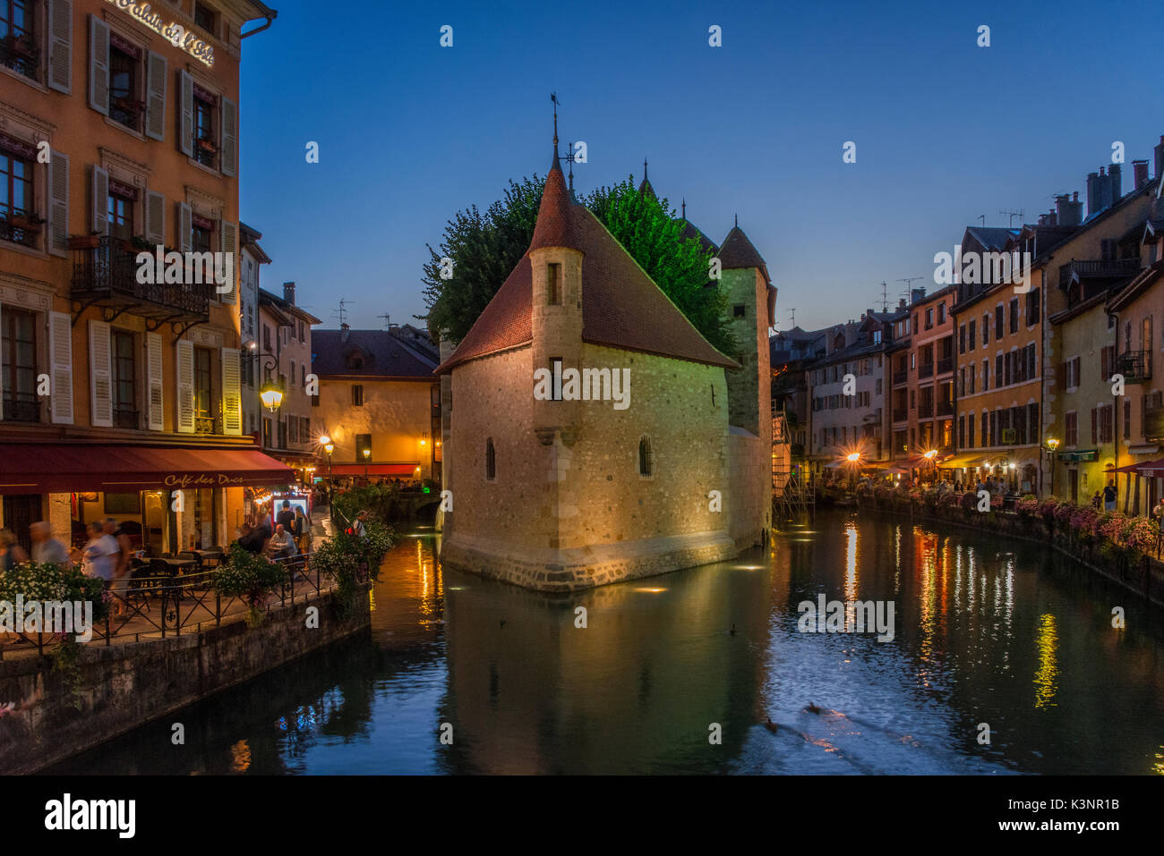 Twilight view of the picturesque French lake-side village of Annecy ...