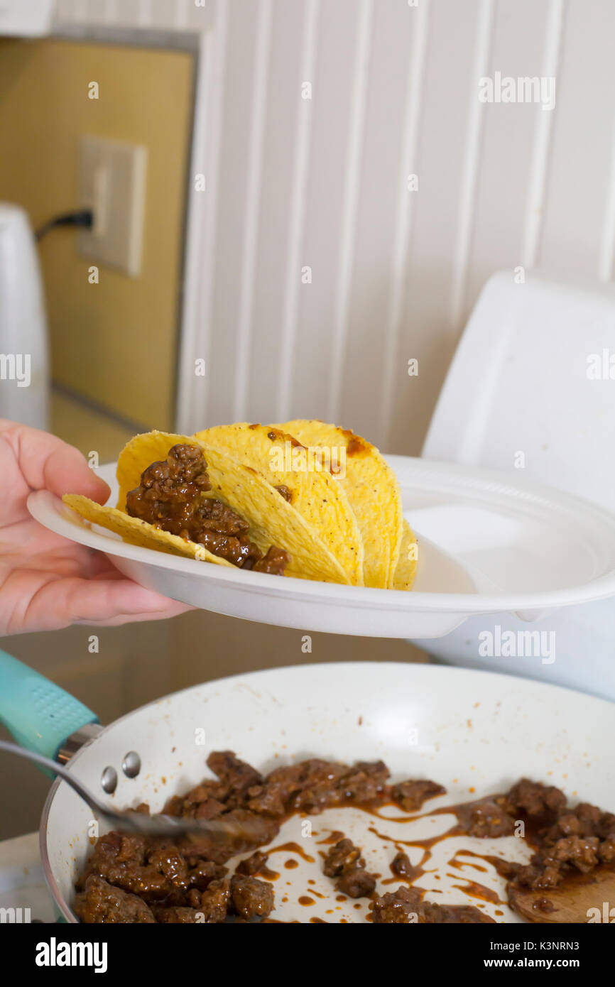 Hard taco shells hi-res stock photography and images - Alamy