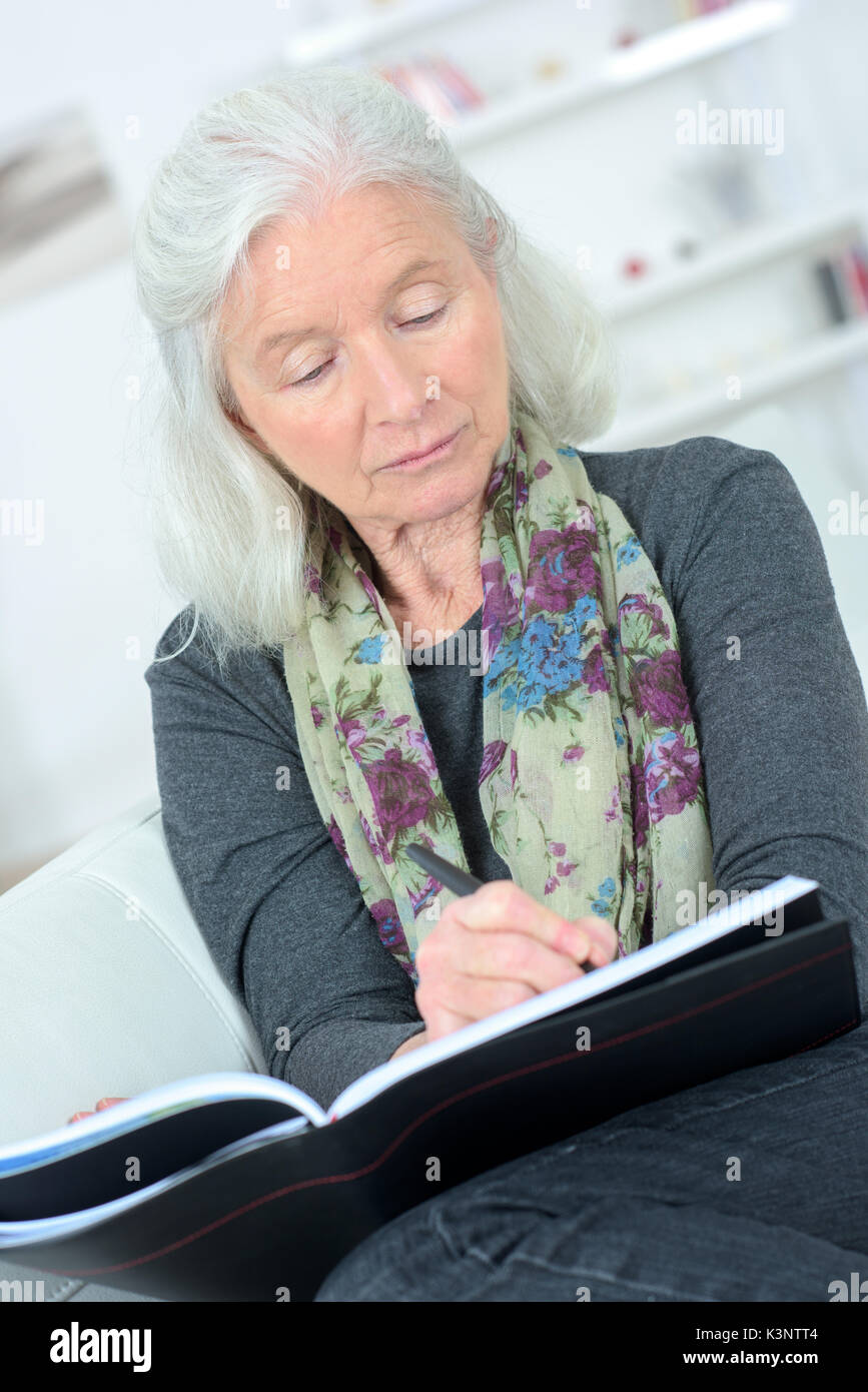 Woman signs documents home hi-res stock photography and images - Alamy