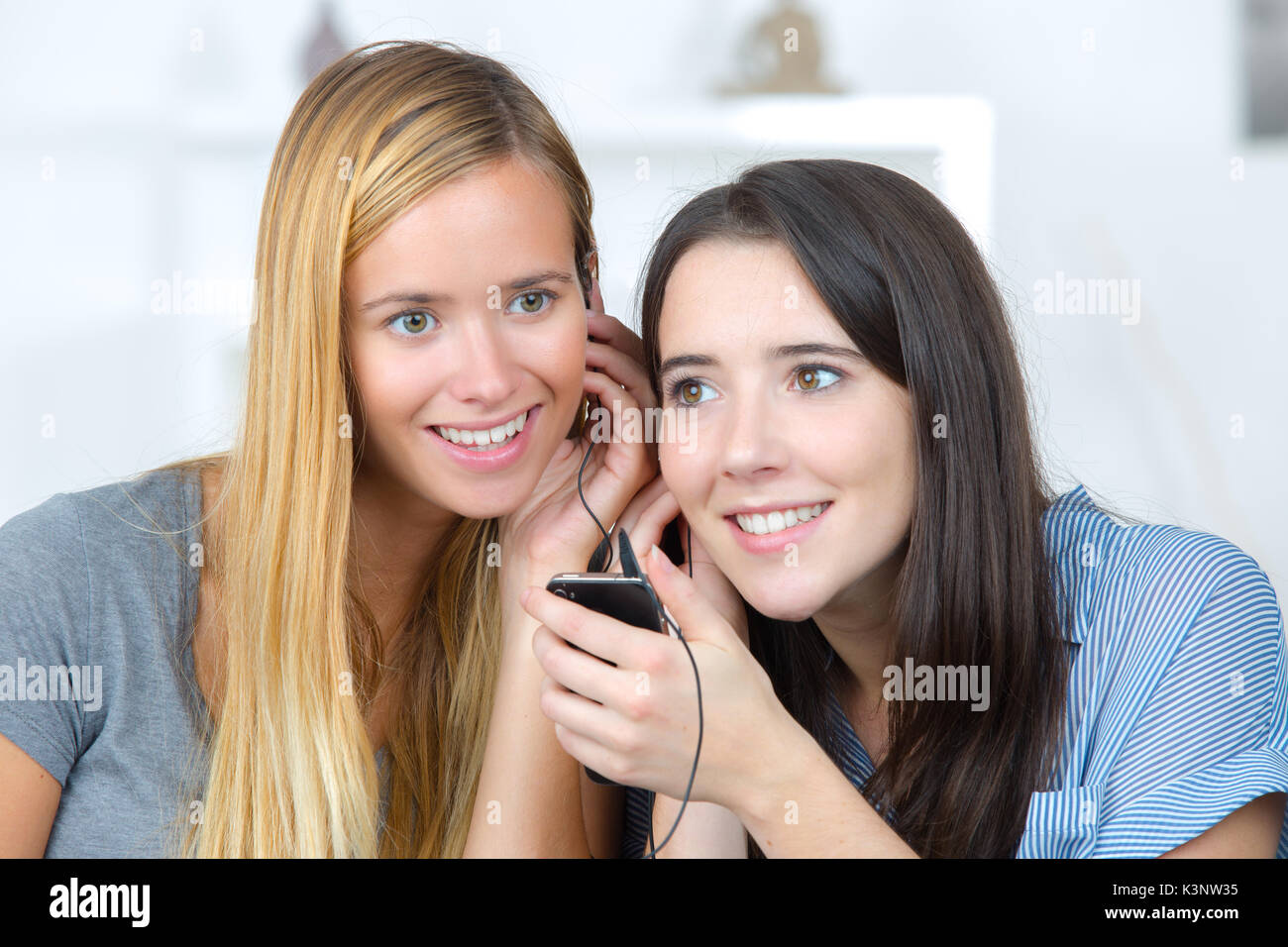 Female friends listening to music hi-res stock photography and images ...