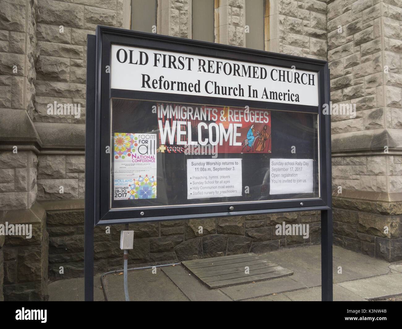 Welcoming immigrants hi-res stock photography and images - Alamy