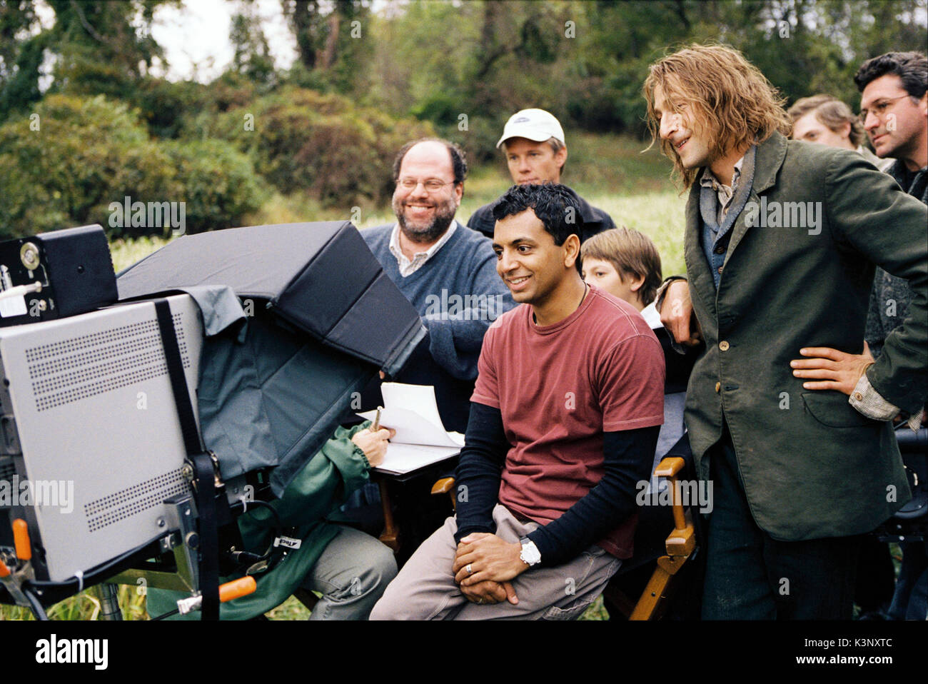 THE VILLAGE [US 2004] [L-R] Producer SCOTT RUDIN, Director M NIGHT ...