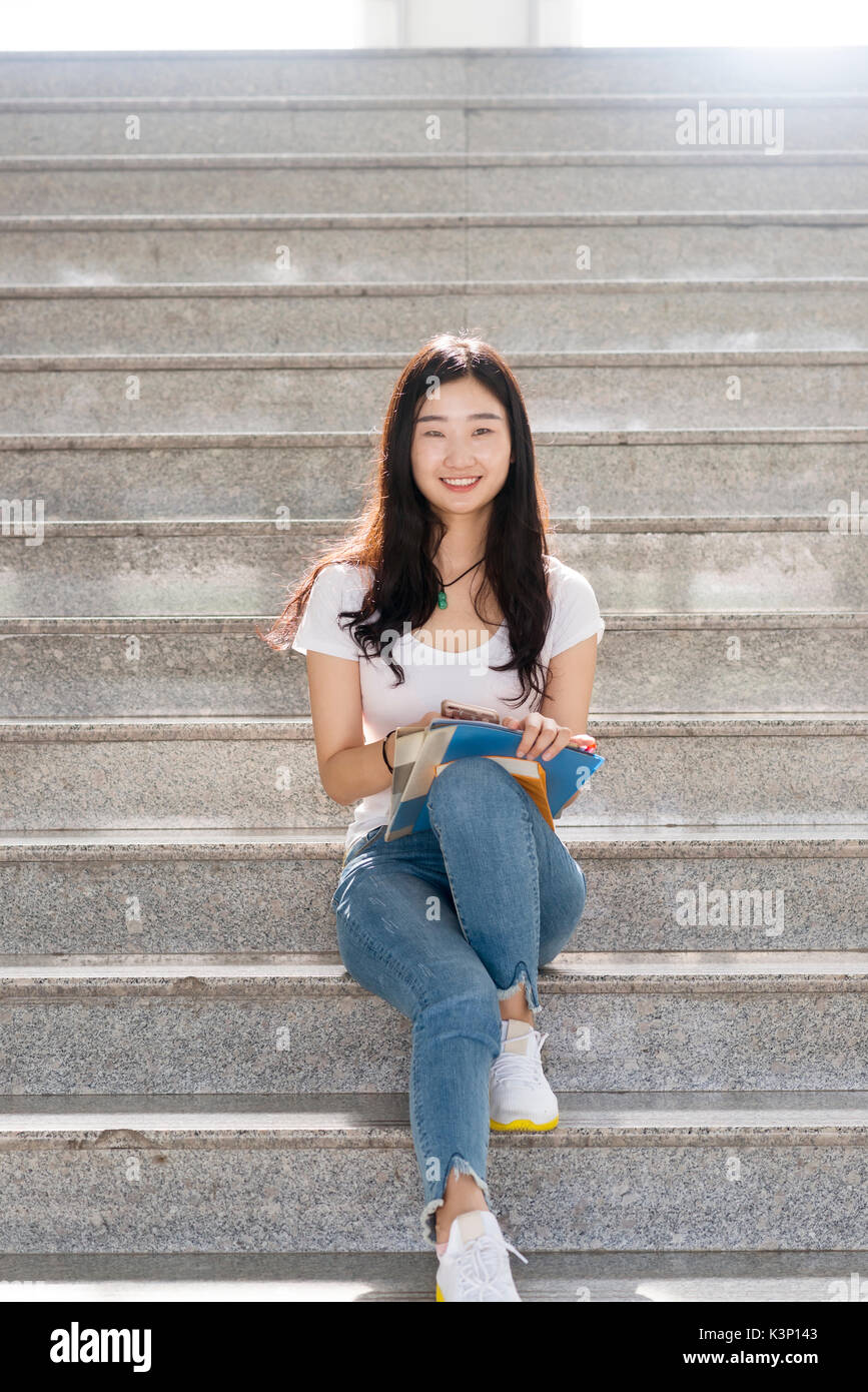 Happy students on campus hi-res stock photography and images - Alamy