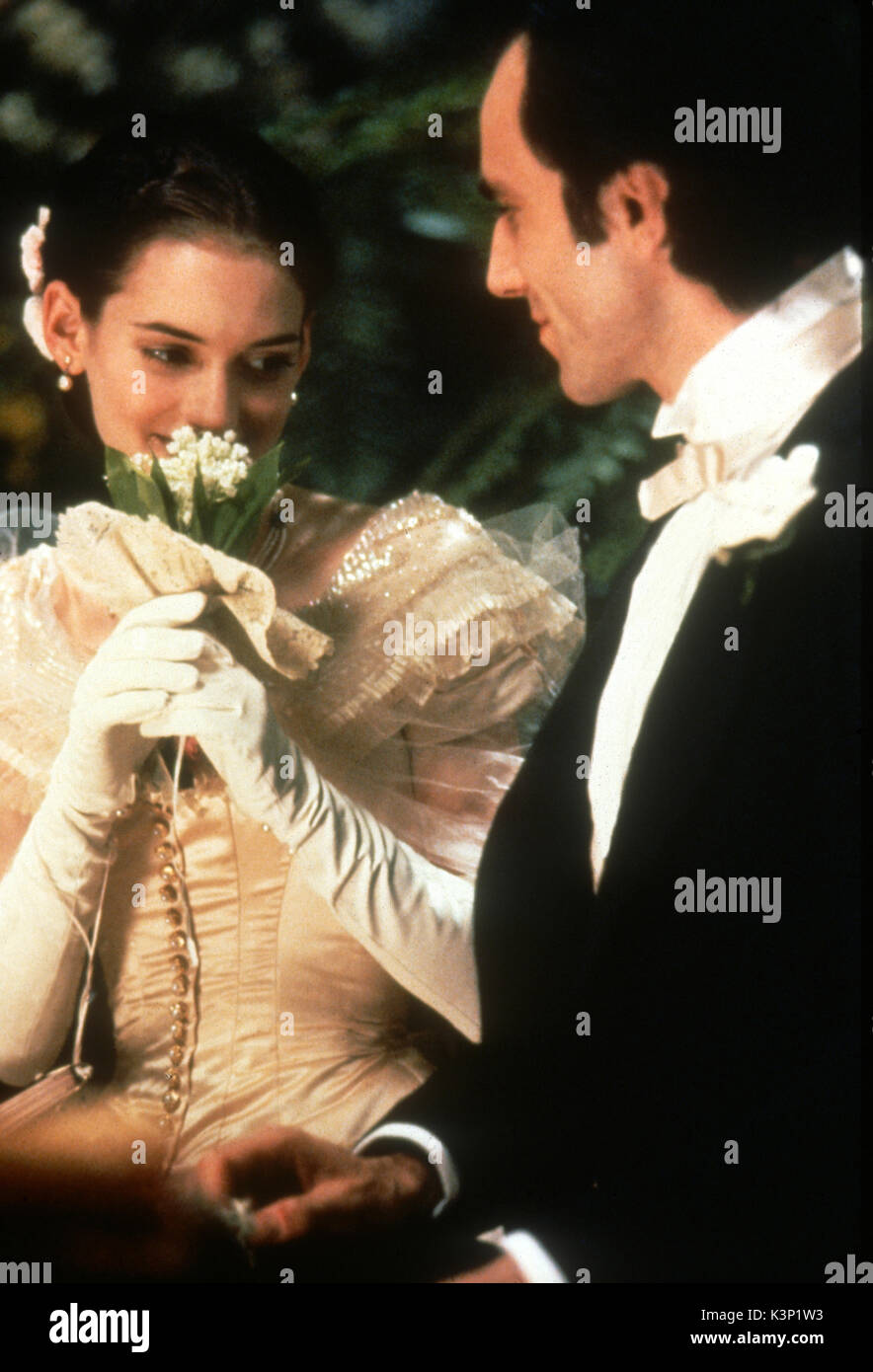 THE AGE OF INNOCENCE [US 1993] WINONA RYDER, DANIEL DAY-LEWIS as ...
