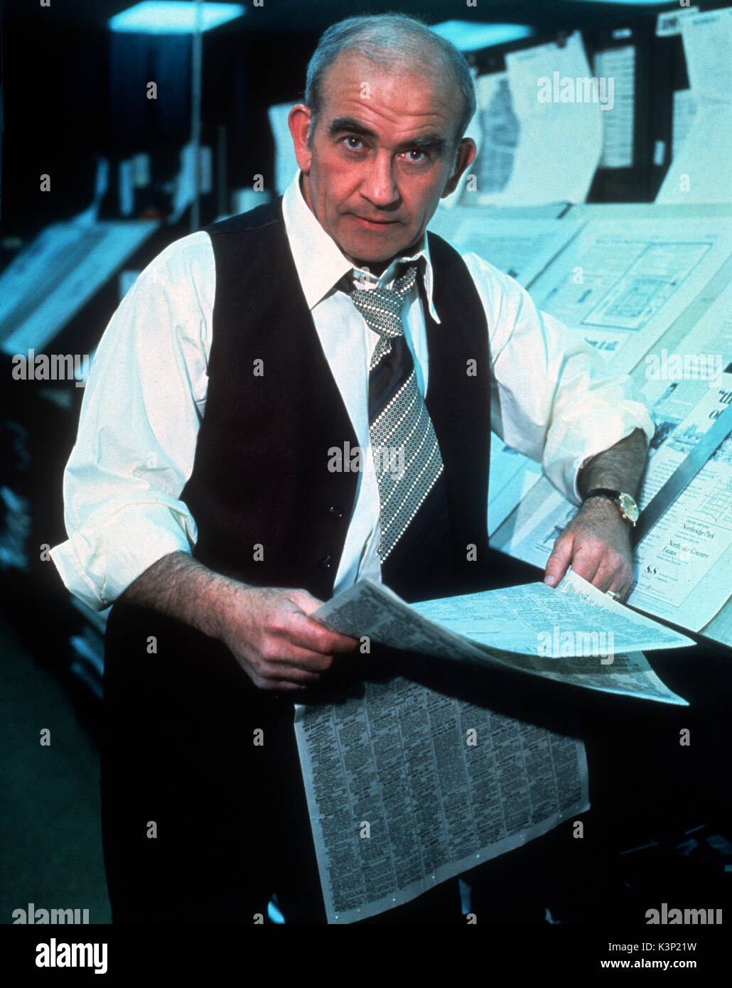 LOU GRANT [US TV SERIES 1977 - 1982] ED ASNER as Lou Grant Date: 1982 ...