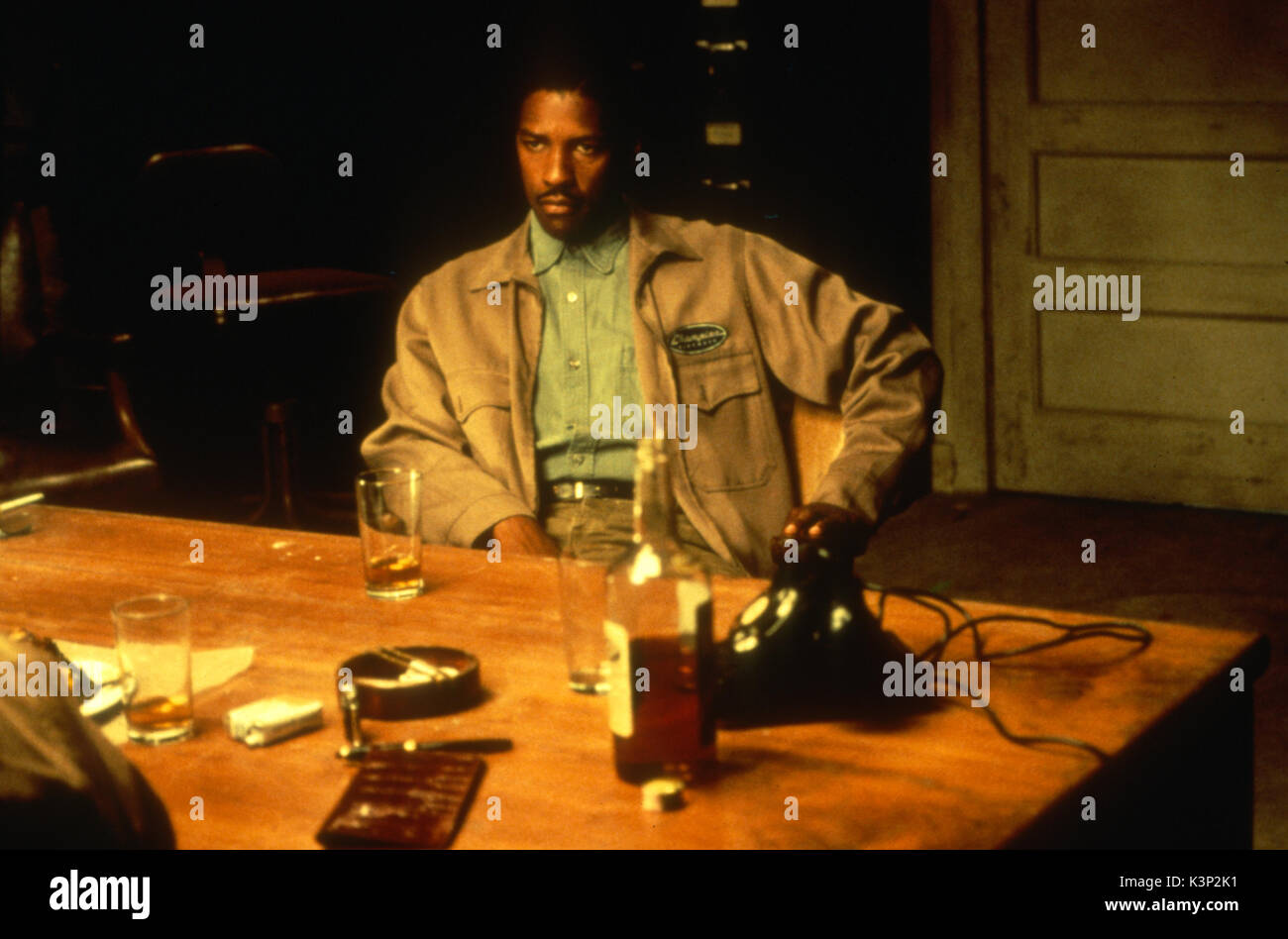 DEVIL IN A BLUE DRESS [US 1995] DENZEL WASHINGTON Date: 1995 Stock ...