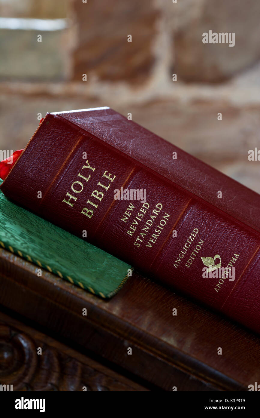 Lectern and bible hi-res stock photography and images - Alamy