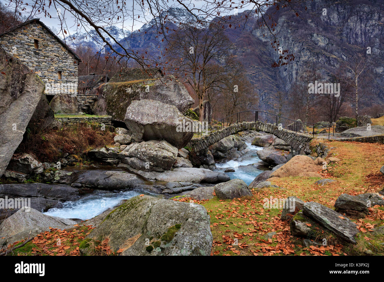 Foroglio Fall Majesty – Schweizer Alpenwasserfall Metalldruck, signiert ...