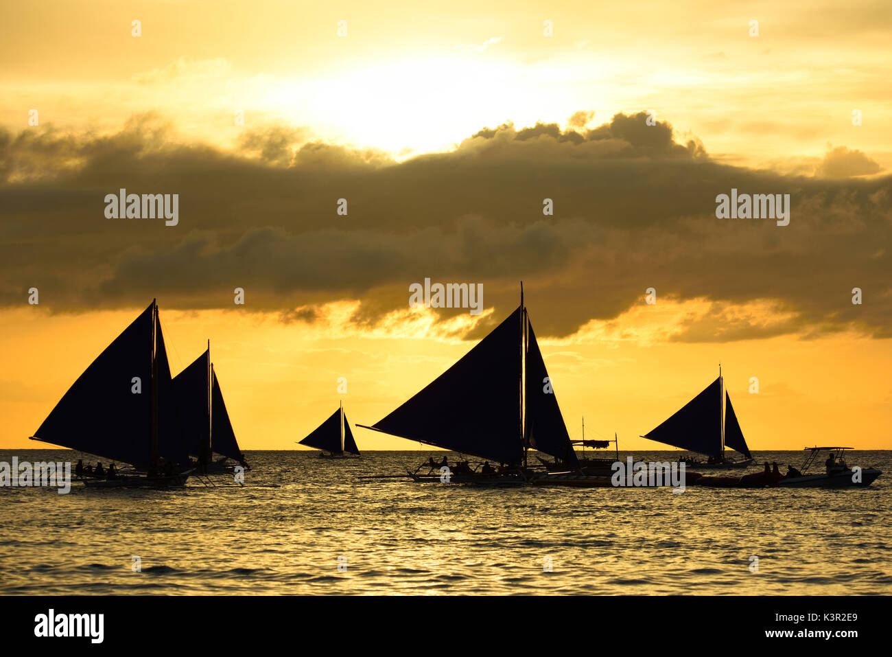 Boat sunset small yacht hi-res stock photography and images - Alamy