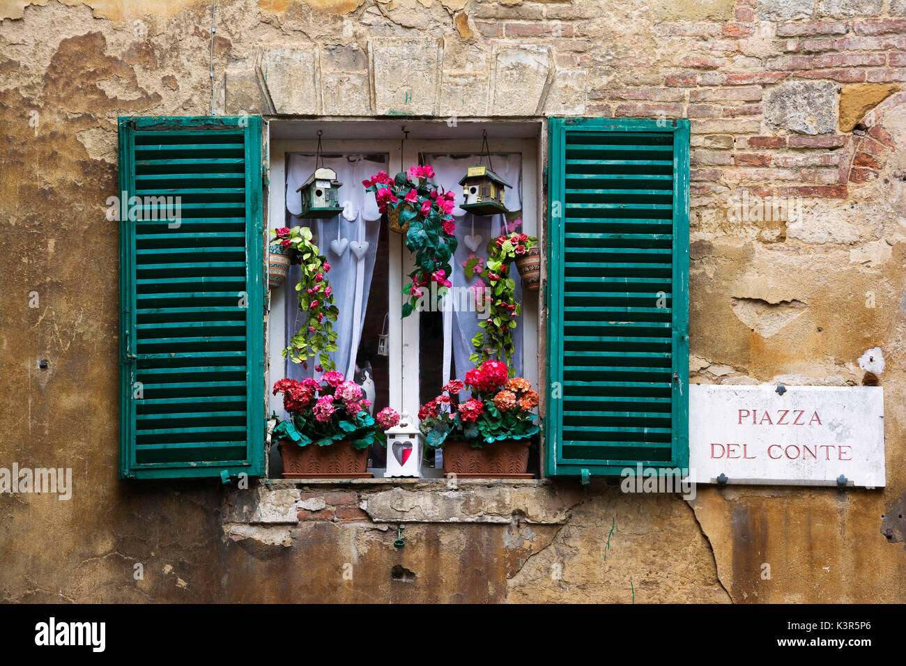 Tuscany window hi-res stock photography and images - Alamy