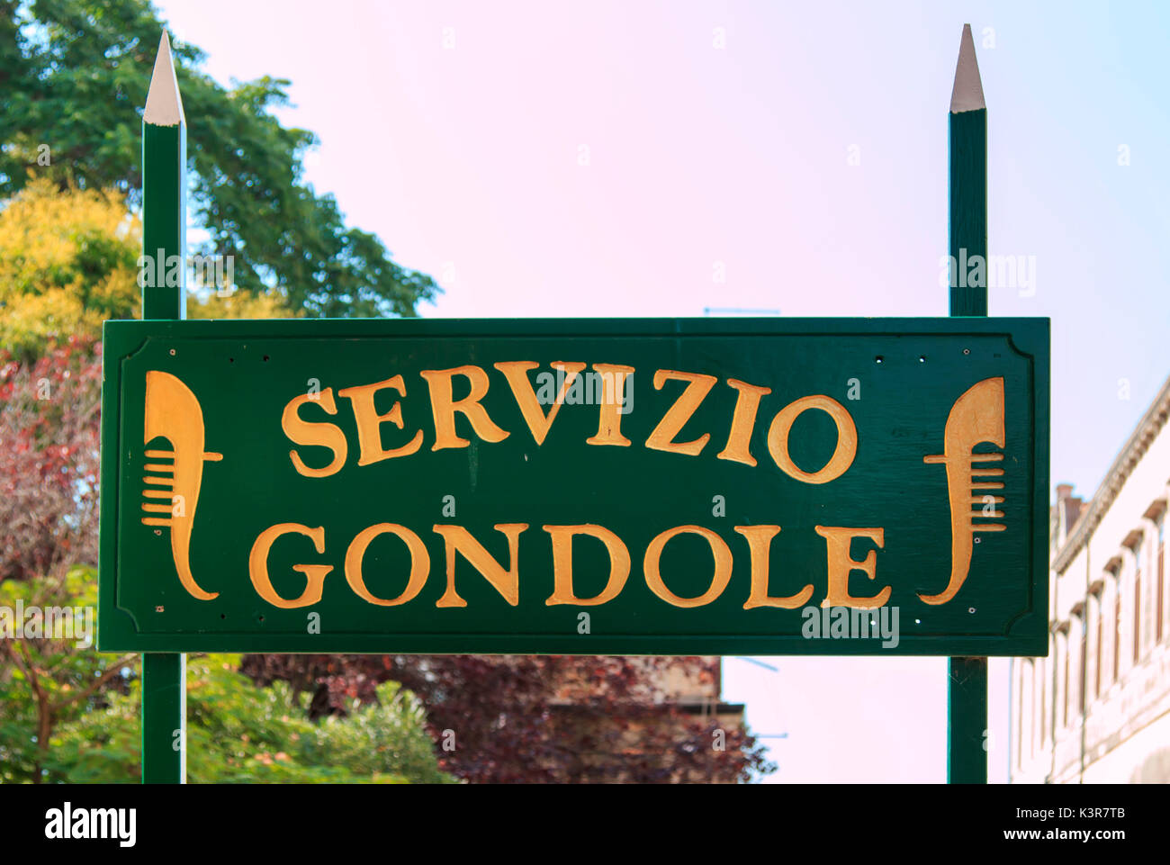 Gondola Venice street sign - Servizio gondole Stock Photo - Alamy