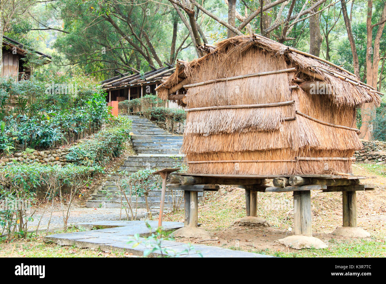 Aboriginal hut hi-res stock photography and images - Alamy
