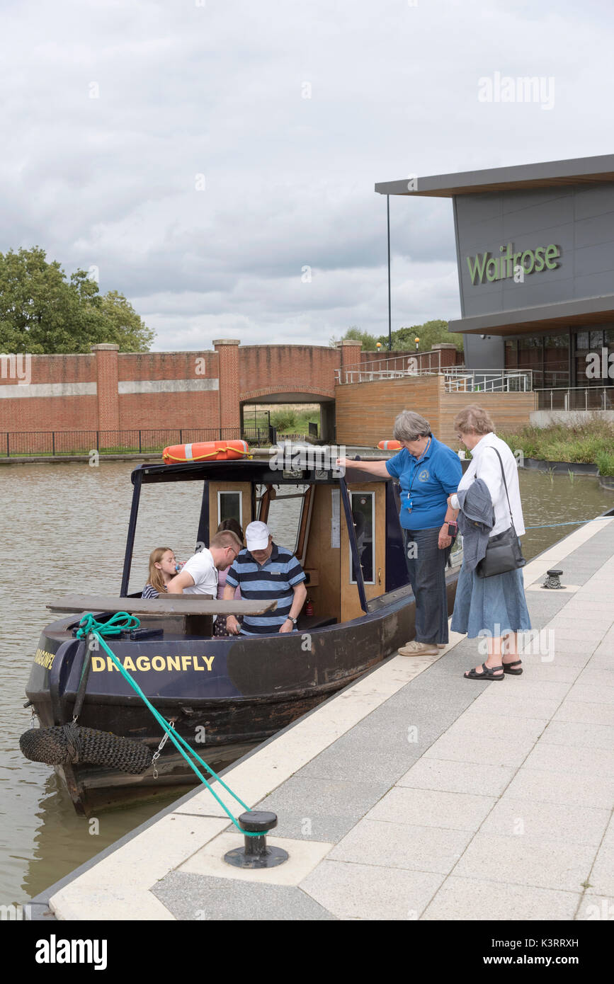 The Waitrose landing stage on the Wilts & Berks Canal at Swindon ...