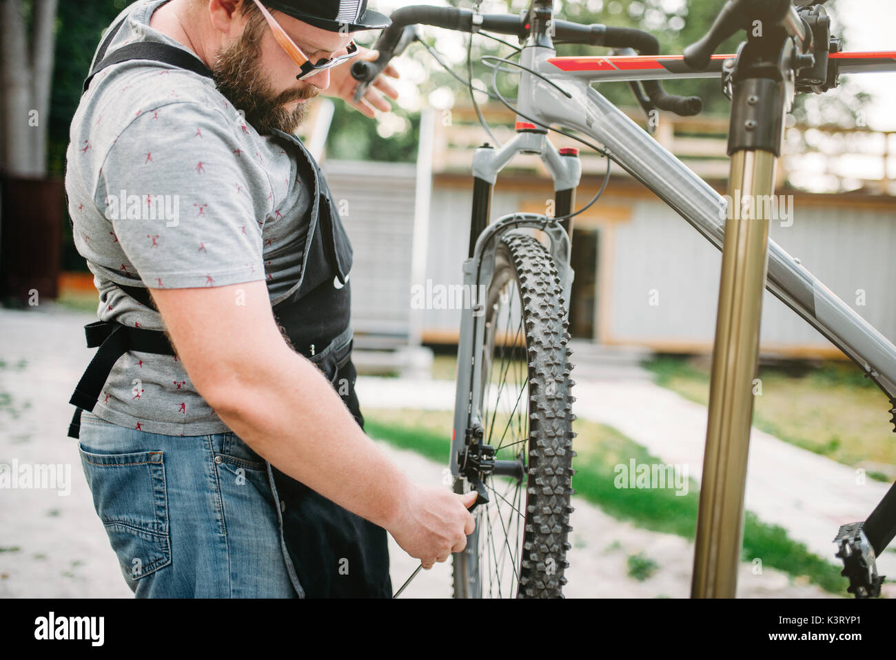 Bike mechanic apron hi-res stock photography and images - Alamy