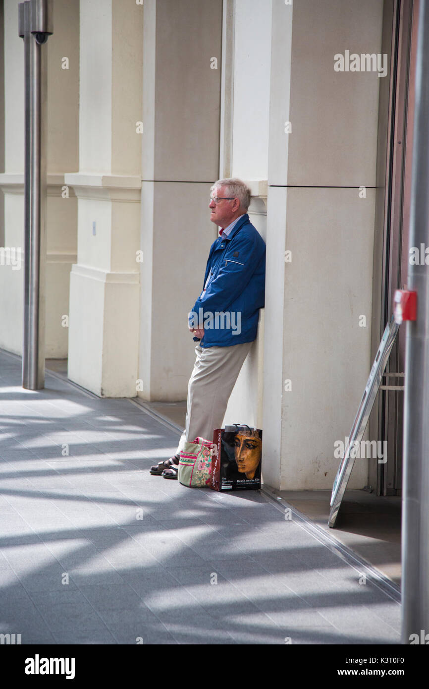 Leaning against a wall hi-res stock photography and images - Alamy