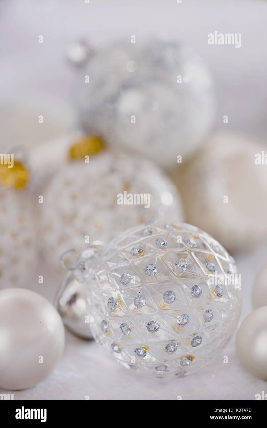 Silver christmas ornaments hi-res stock photography and images - Alamy