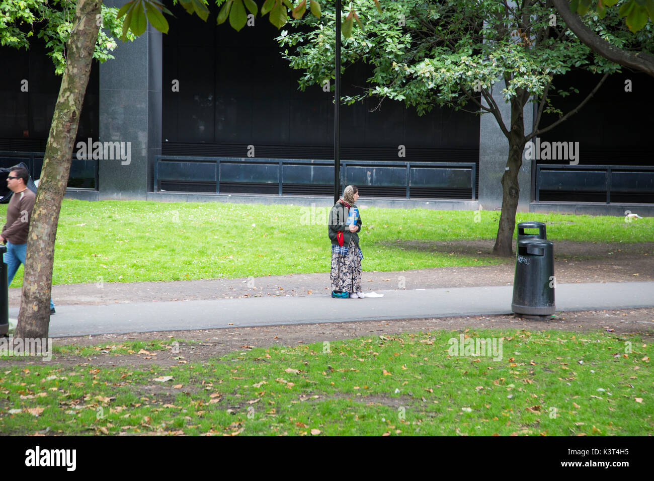 Woman selling the big issue hi-res stock photography and images - Alamy