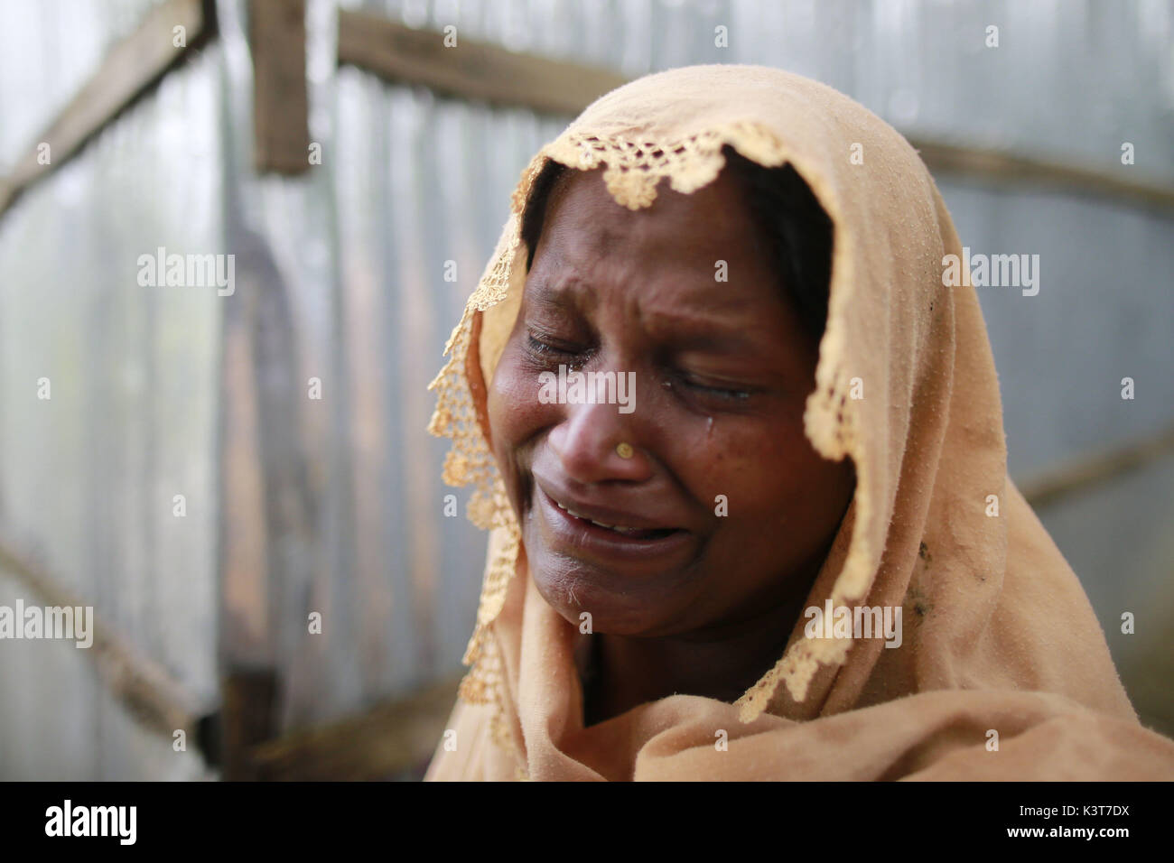 September 1, 2017 - Cox's Bazar, Bangladesh - Rohinga woman Johora Khatun cries as she lost her ...