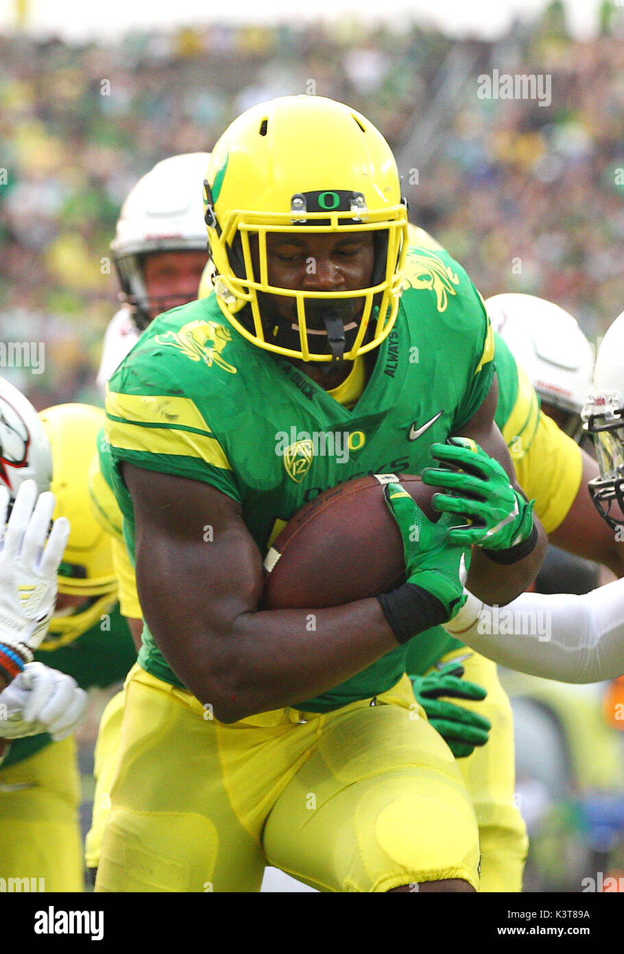 Oregon ducks football royce freeman hi-res stock photography and images ...