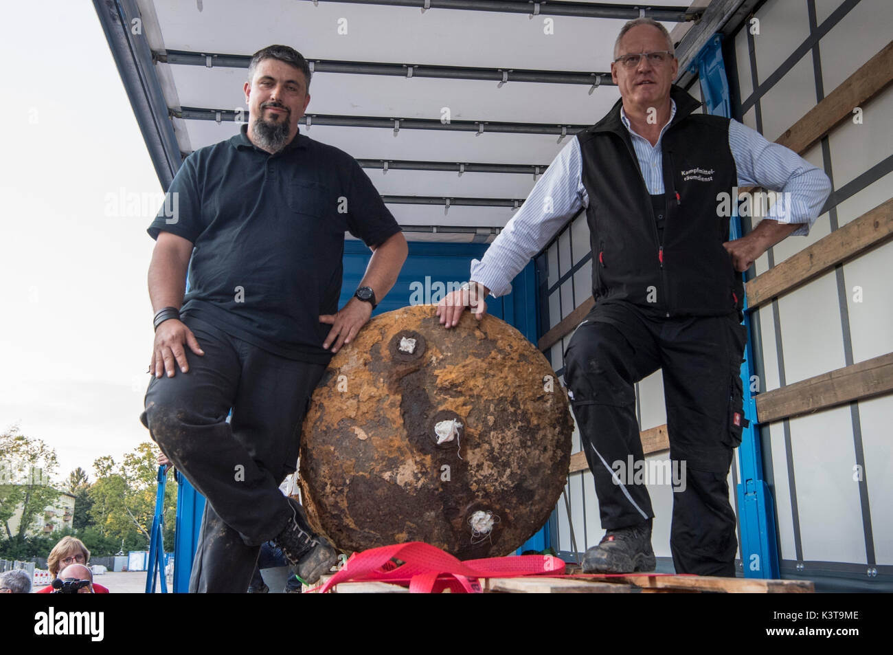 Bomb disposal experts Rene Bennert (L) and Dieter Schwetzler present ...