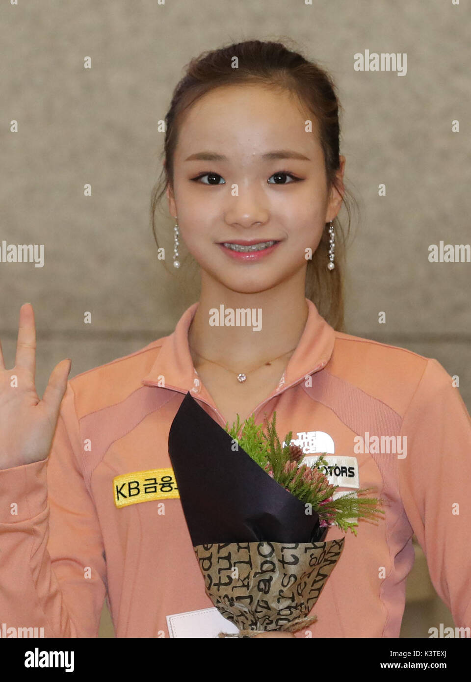 Junior figure skater returns with silver Junior figure skater Lim Eun ...
