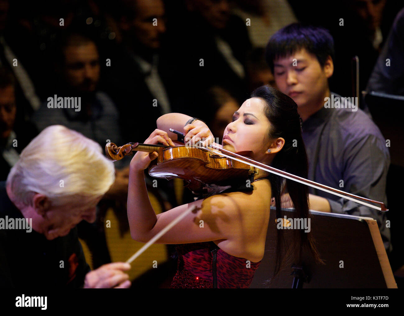 Violinist sarah chang hi-res stock photography and images - Alamy