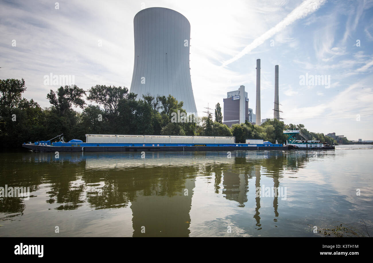 The push boat Edda used for the transport of Castors passes the EnBW ...