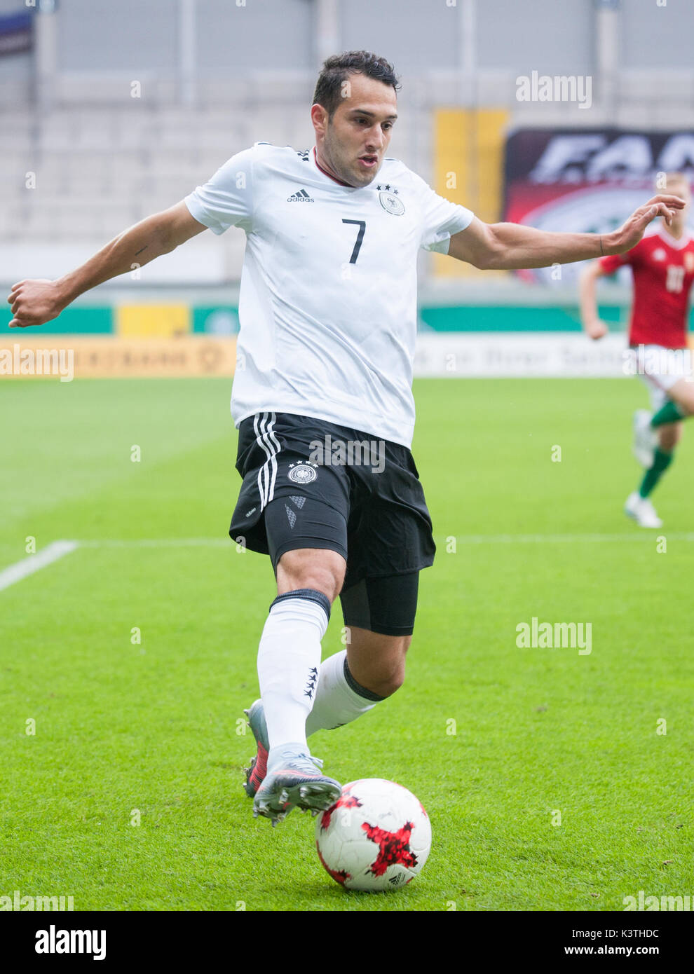 Levin OEZTUNALI (Oztunali, GER) mit Ball, Einzelaktion mit Ball, Aktion ...