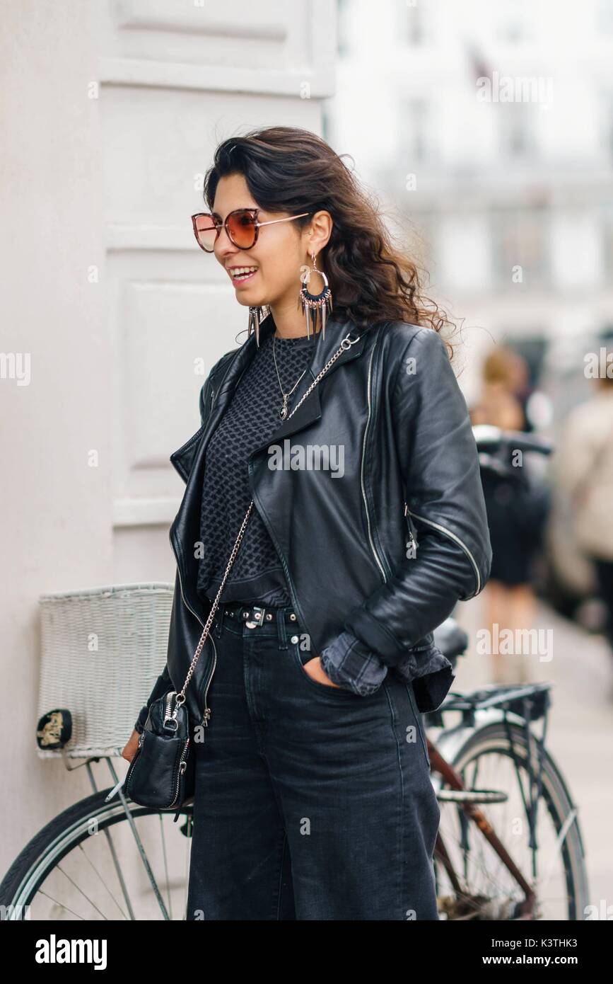 Copenhagen, Denmark. 08th Aug, 2017. A chic showgoer arrving outside ...