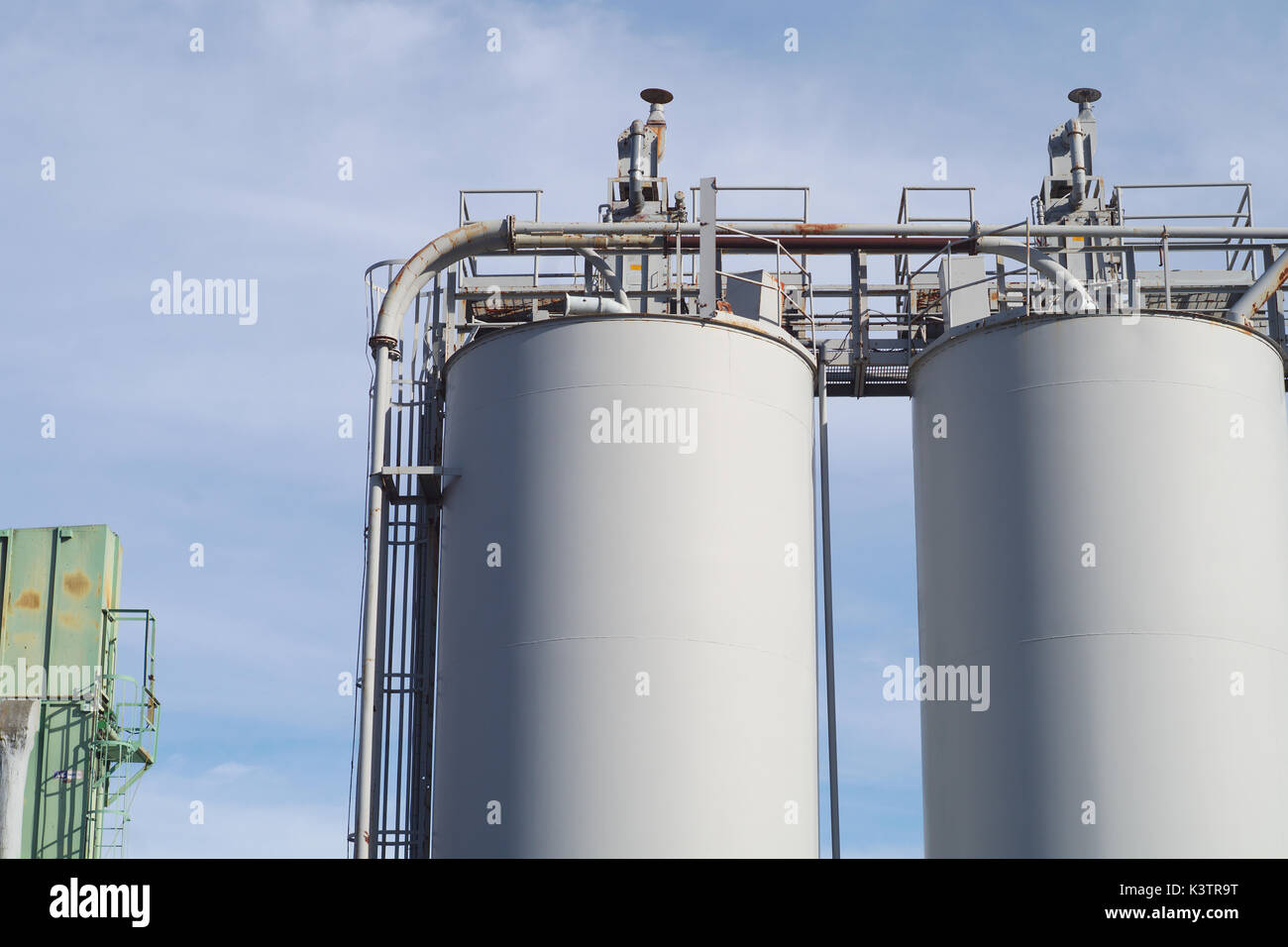 White storage silos hi-res stock photography and images - Alamy