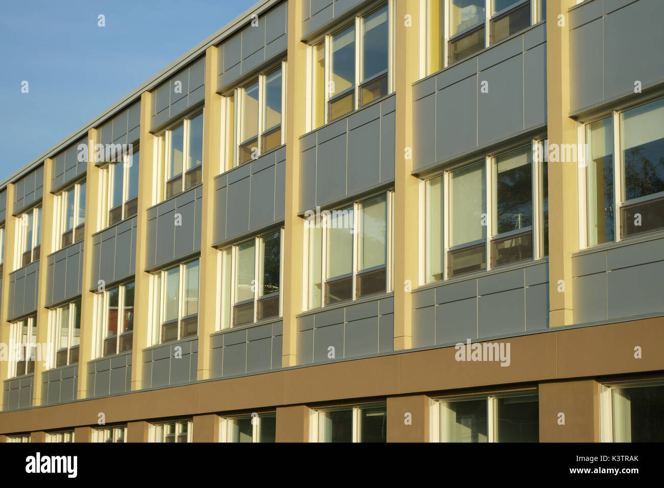 Modern elementary school building exterior hi-res stock photography and ...