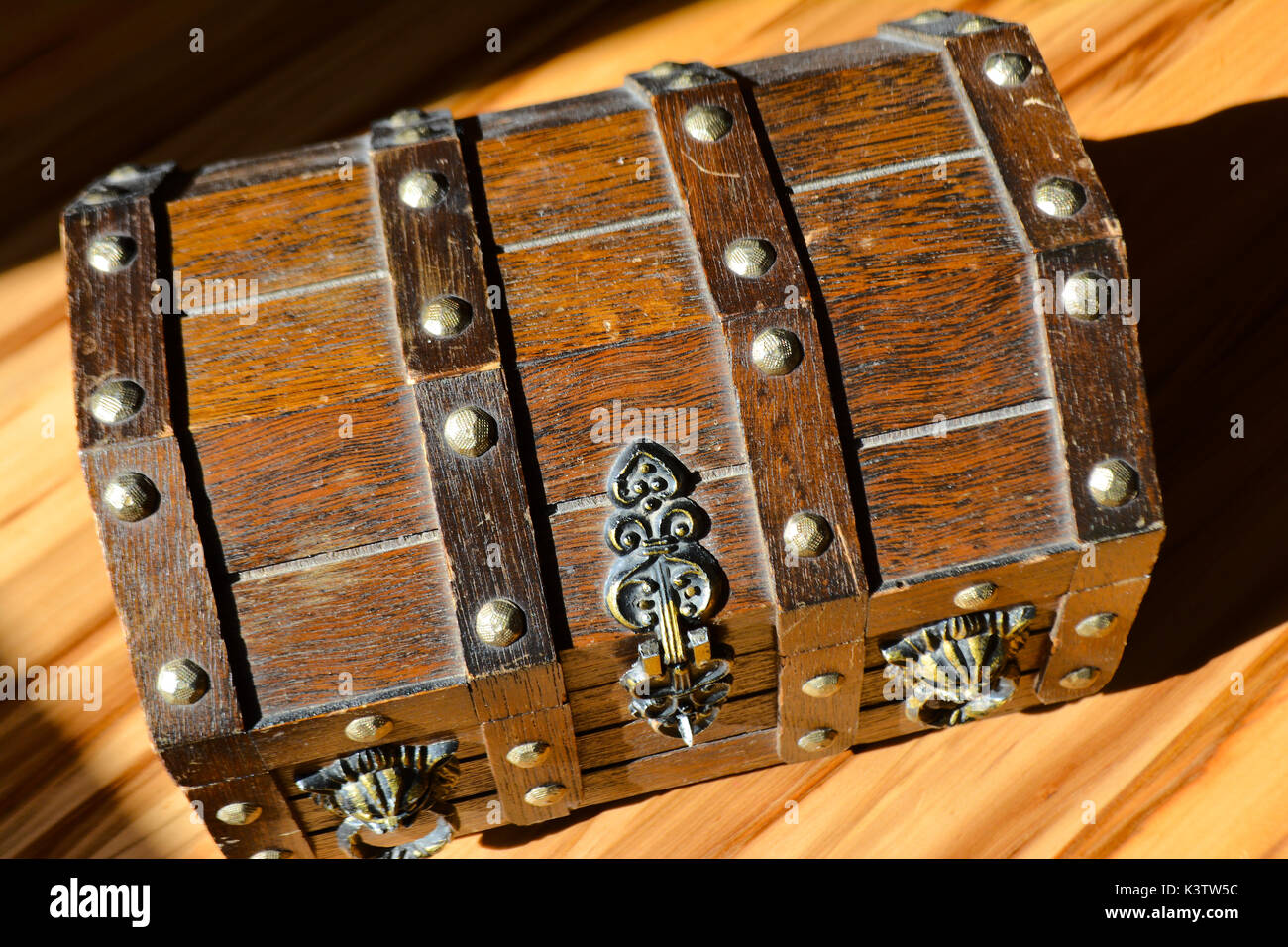 Wooden Treasure chest Stock Photo - Alamy