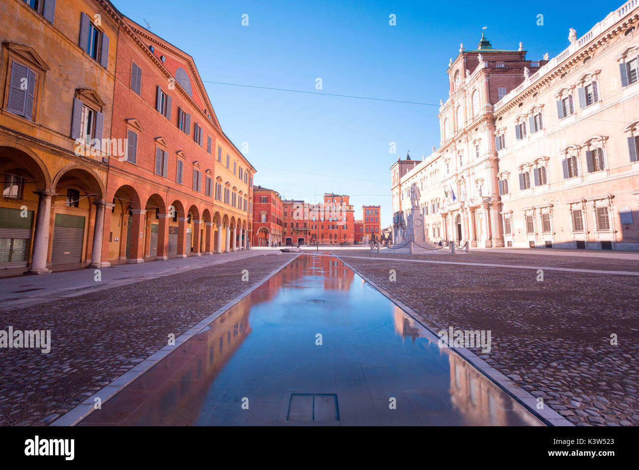 Italy piazza hi-res stock photography and images - Alamy