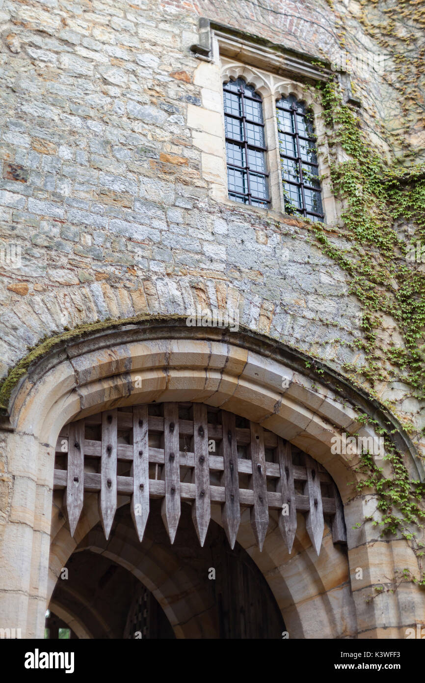 Hever castle maze hi-res stock photography and images - Alamy