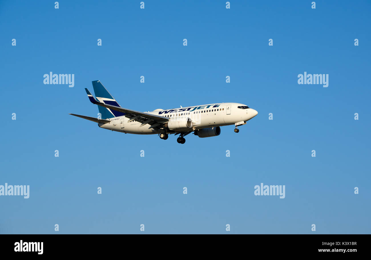 Side view 737 hi-res stock photography and images - Alamy